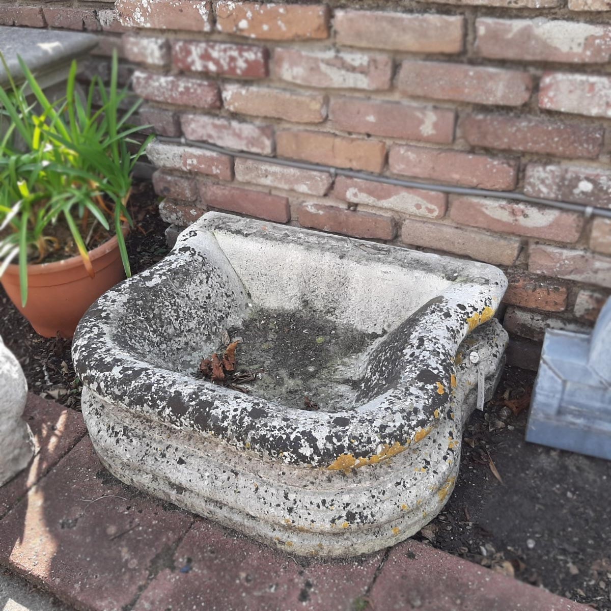 Antieke Franse kalkstenen D-vormig trog - Piet Jonker