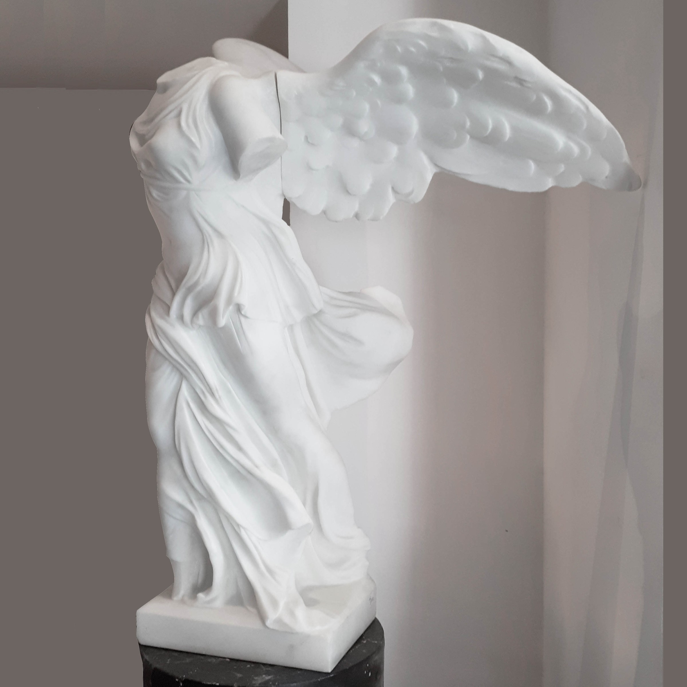 Eind 19e eeuws beeldhouwwerk Marmeren standbeeld van de Nikè van ...