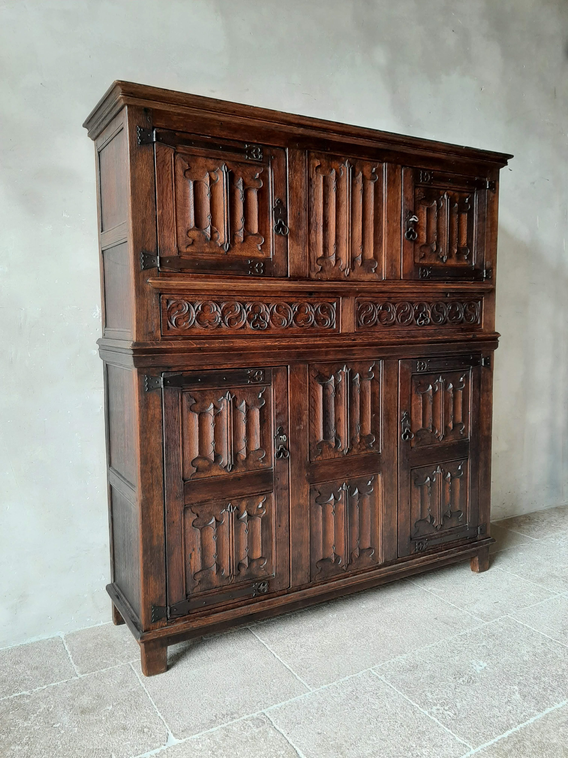Gothic Revival massief eiken hoog dressoir - Piet Jonker