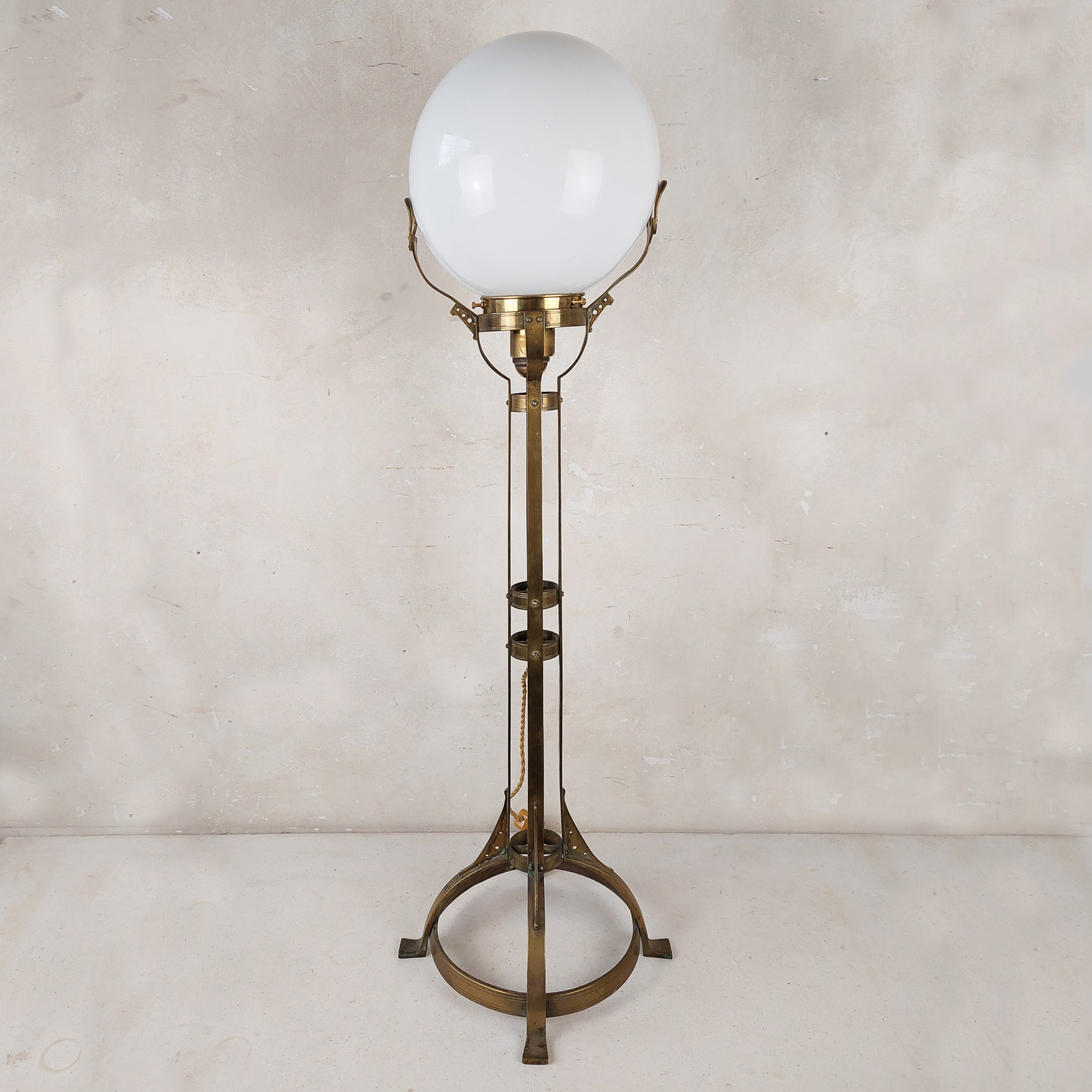 Messing staande lamp met melkglazen bol - Piet Jonker