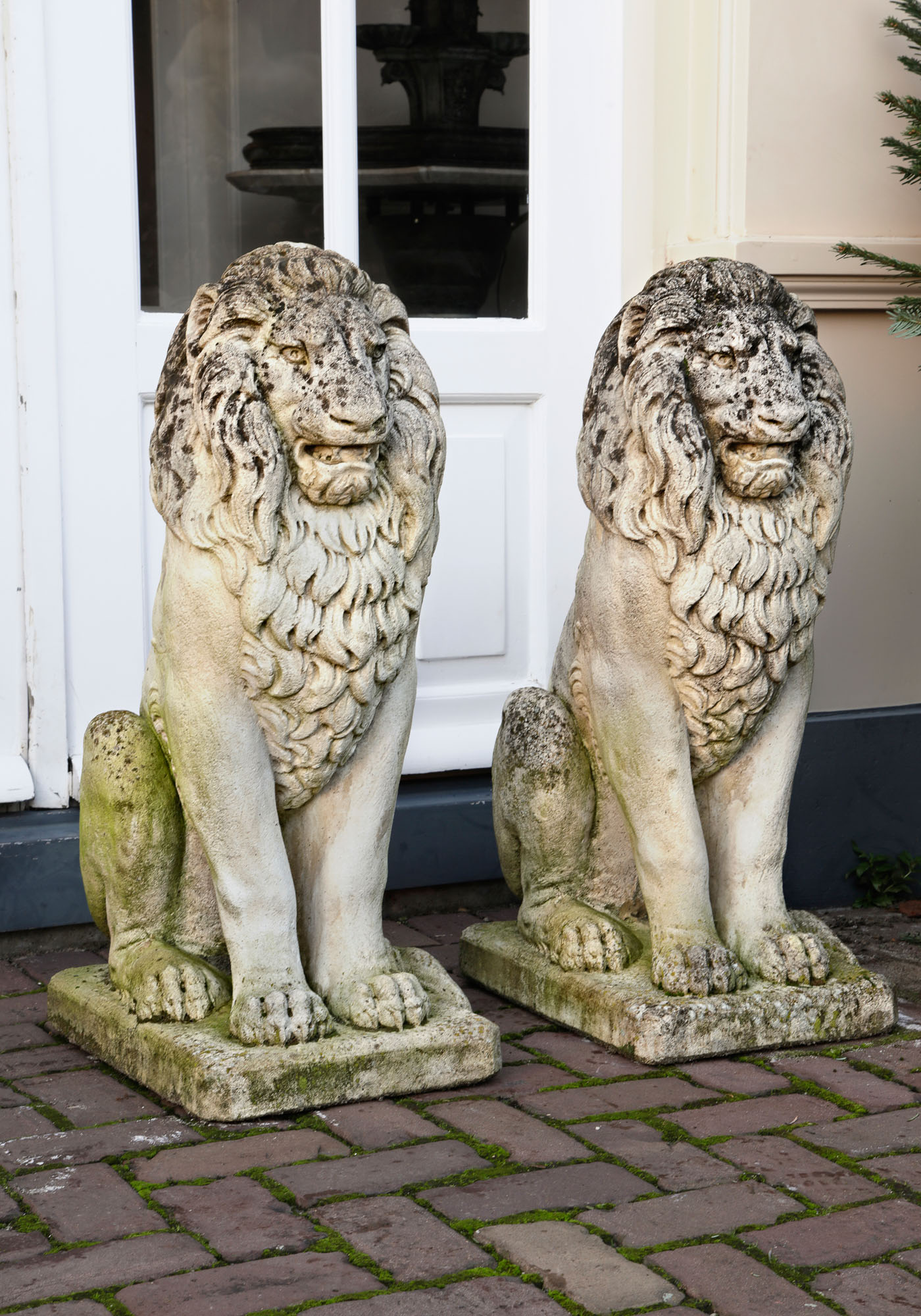 Een paar stenen leeuwen sculpturen - Piet Jonker Een paar stenen leeuwen sculpturen - Piet Jonker